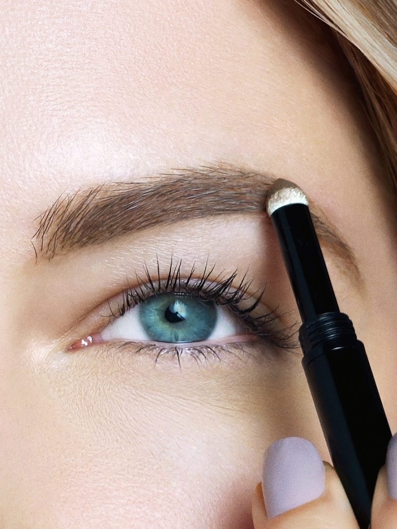 defined eyebrows makeup